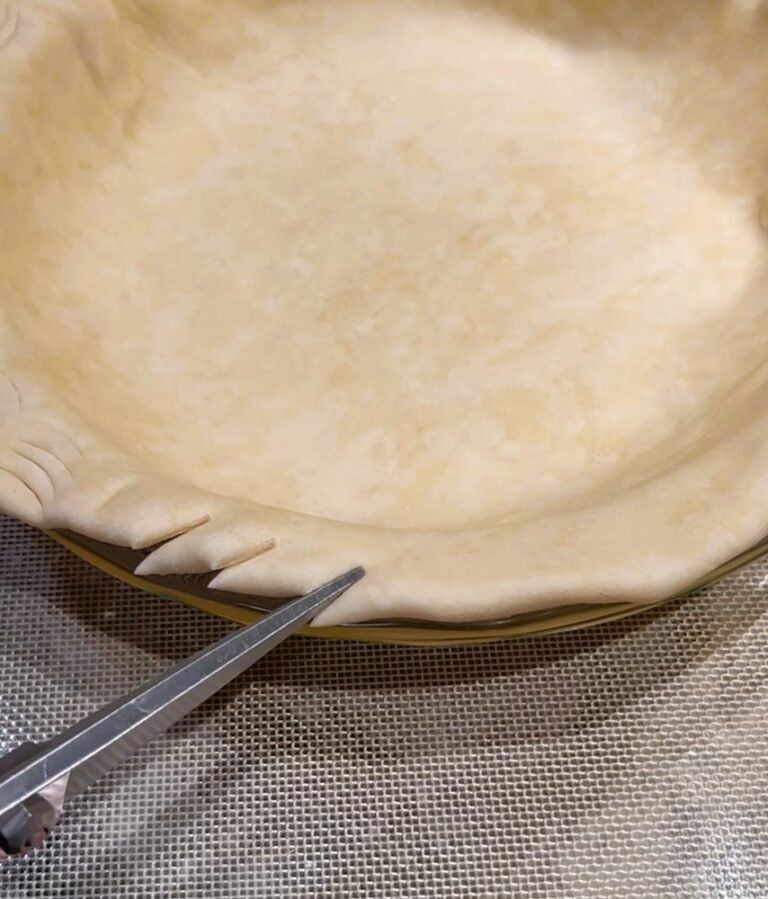 Mastering Pretty Pie Crust Edges: Easy Tips for Beautiful Pies - Flour ...